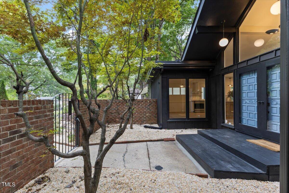 HREG MHOTM 225 Woods Ream Drive Courtyard - Hillman Real Estate Group